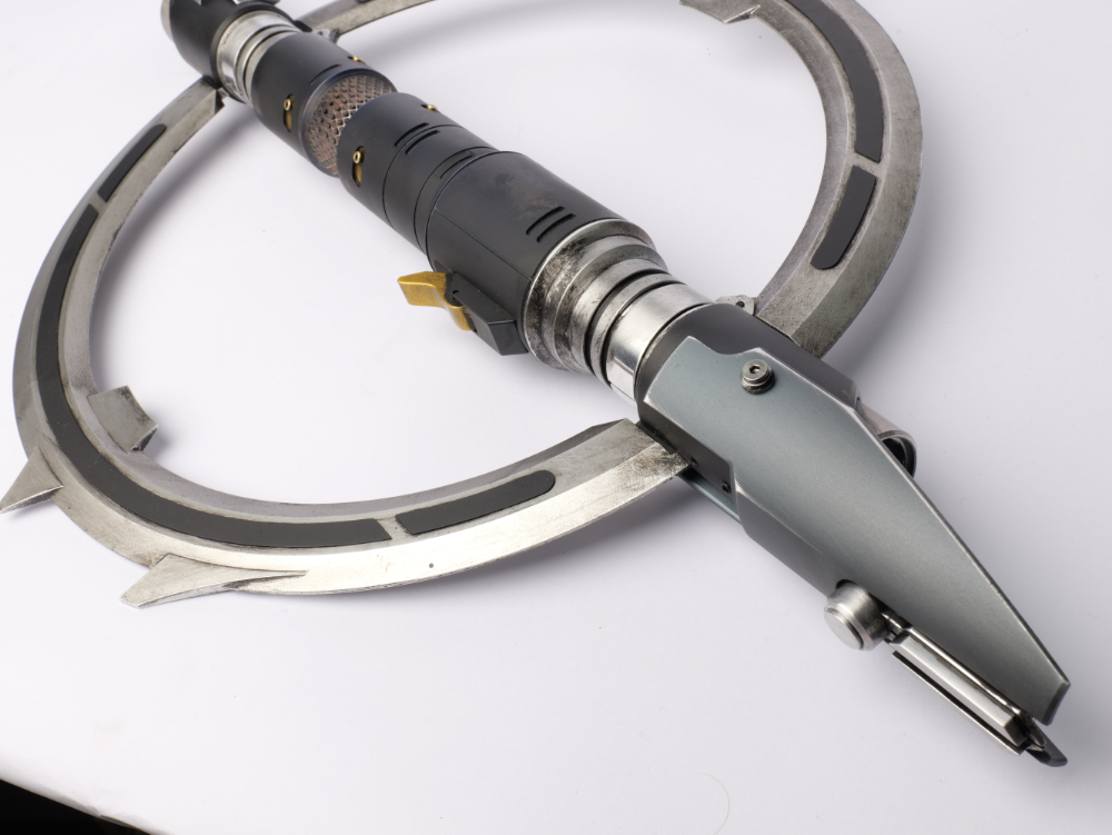 The Seeker (Pixel Installed Saber) – Shadowfoil Props